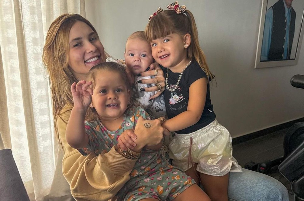 Virgínia Fonseca posa com os três filhos e detalhe no fundo da foto ...