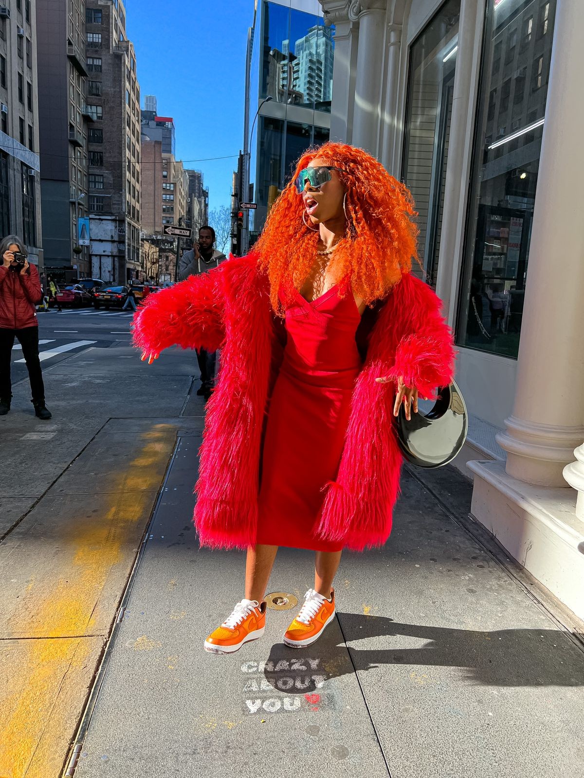 MC Soffia causa pelas ruas de NY com look vermelho e diverte seguidores ...