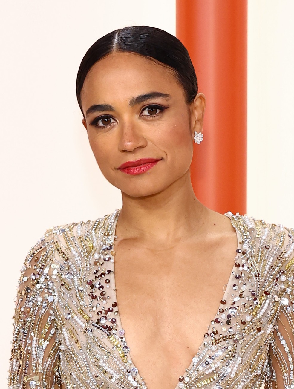 Oscar 2023: celebridades ousam com batons vermelhos e vibrantes na ...