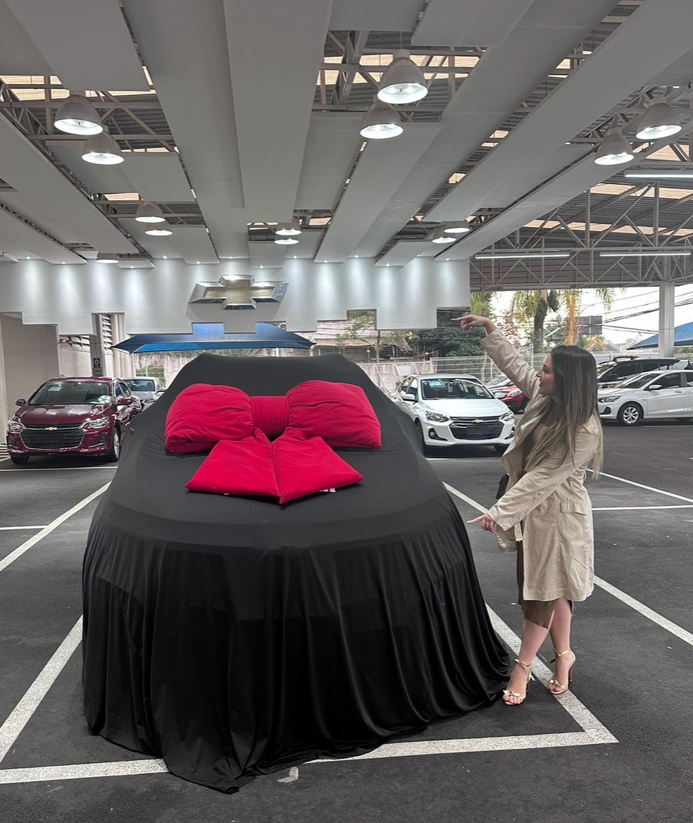 Amanda Meirelles recebe carro que ganhou na prova de resistência do BBB 23
