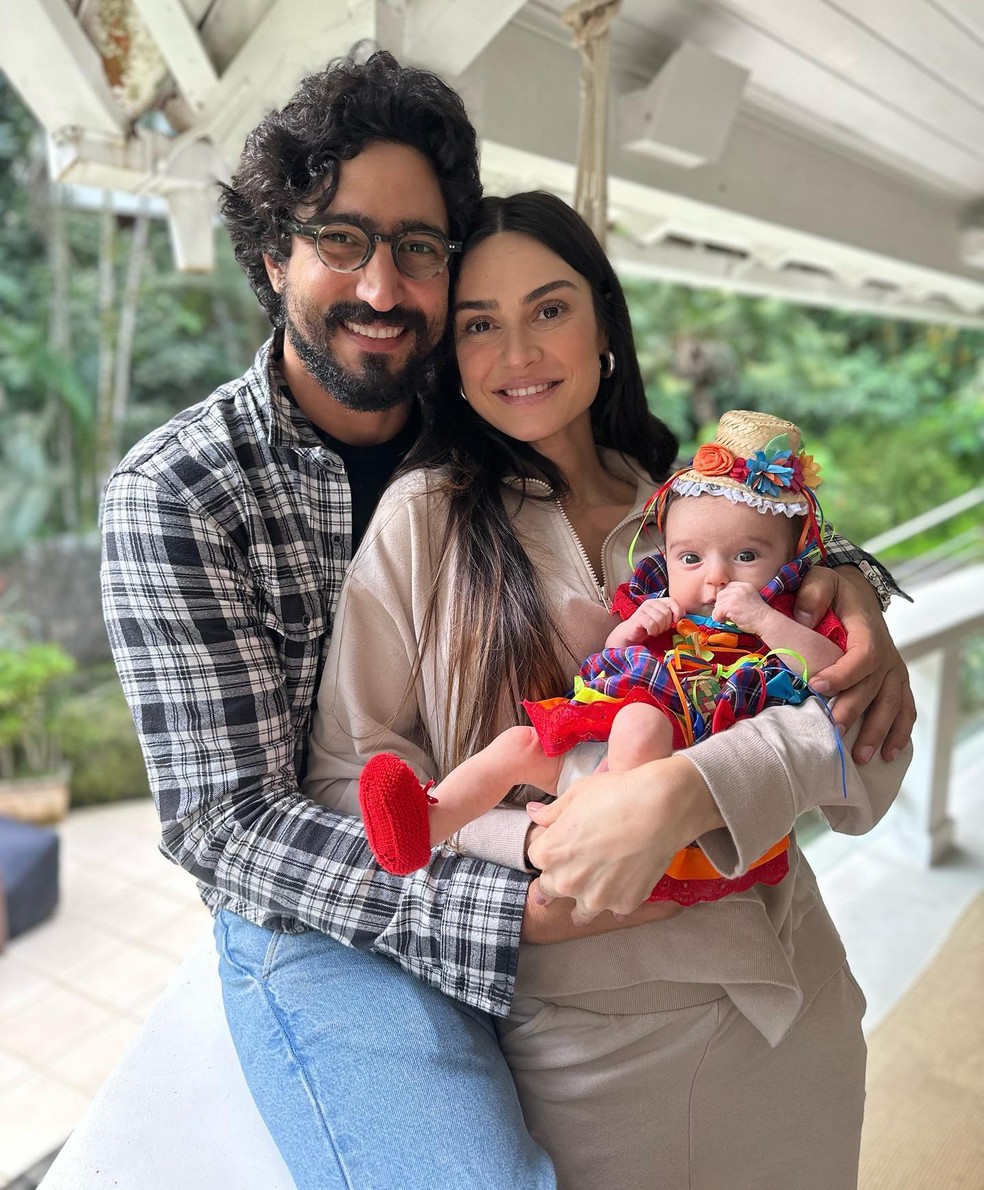 Thaila Ayala explode o fofurometro com foto junina em família