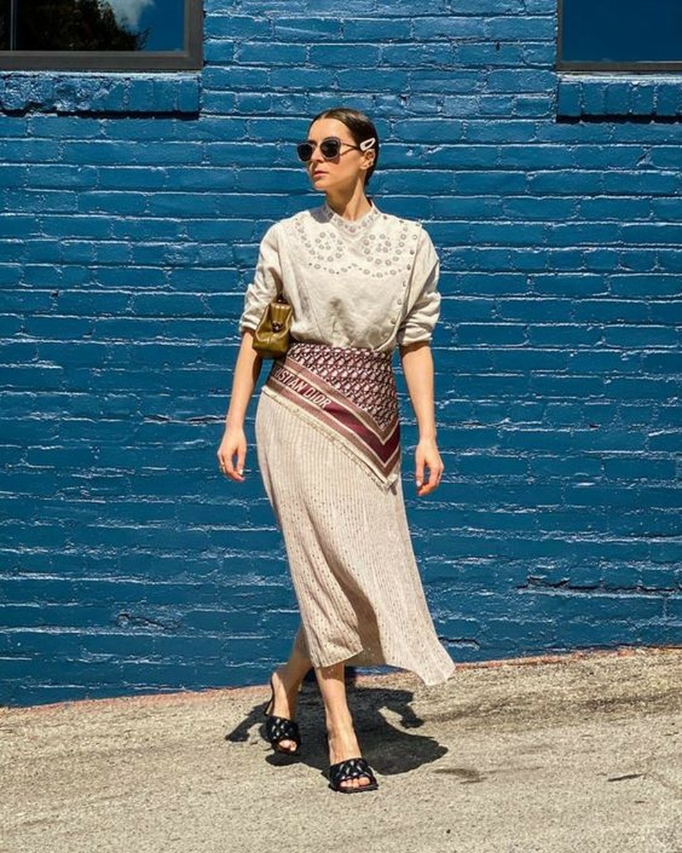 Além da cabeça: lenço na cintura é a nova tendência de styling