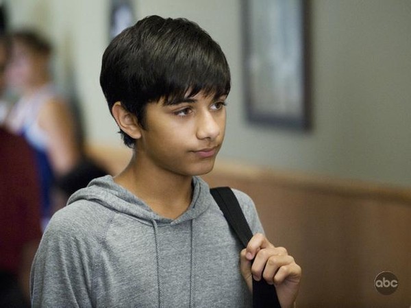 Emmy 2022: astro mirim surpreende com look poderoso no red carpet