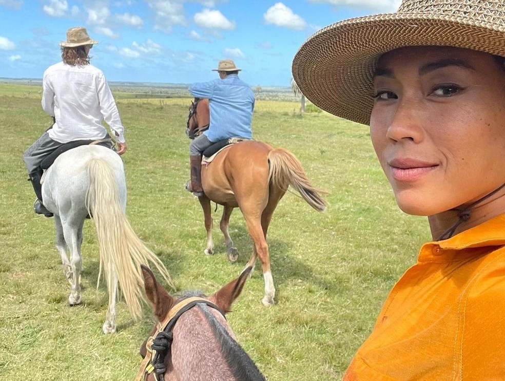 Danni Suzuki curte dia ensolado no Uruguai