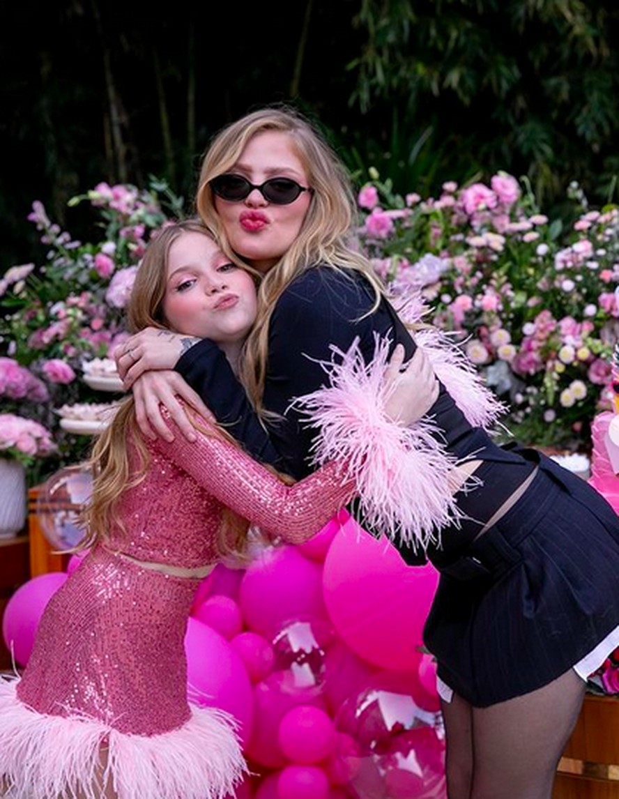 Sofia Gerloff ganha carinho da irmã Luisa Sonza ao comemorar aniversário; assista vídeo da festa