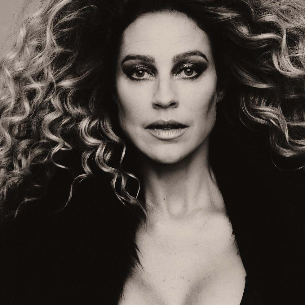 Luana Piovani surge poderosa em ensaio fotográfico