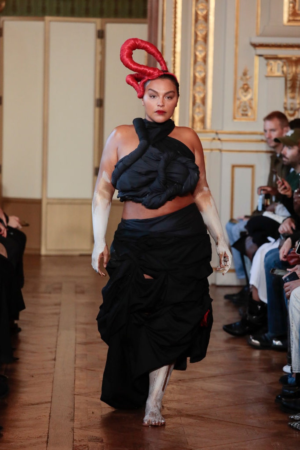 Quem é Paloma Elsesser, eleita a modelo do ano pelo Fashion Awards 2023?