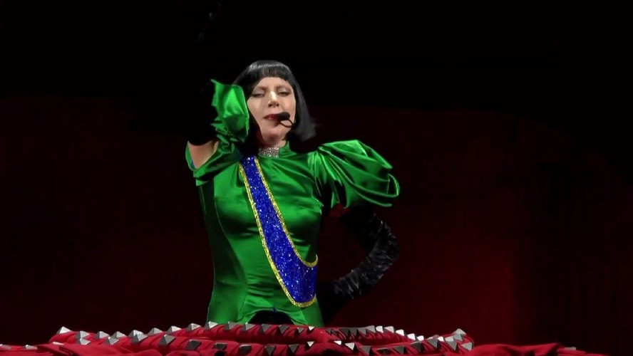 Lady Gaga usa figurino em homenagem Brasil em Copacabana