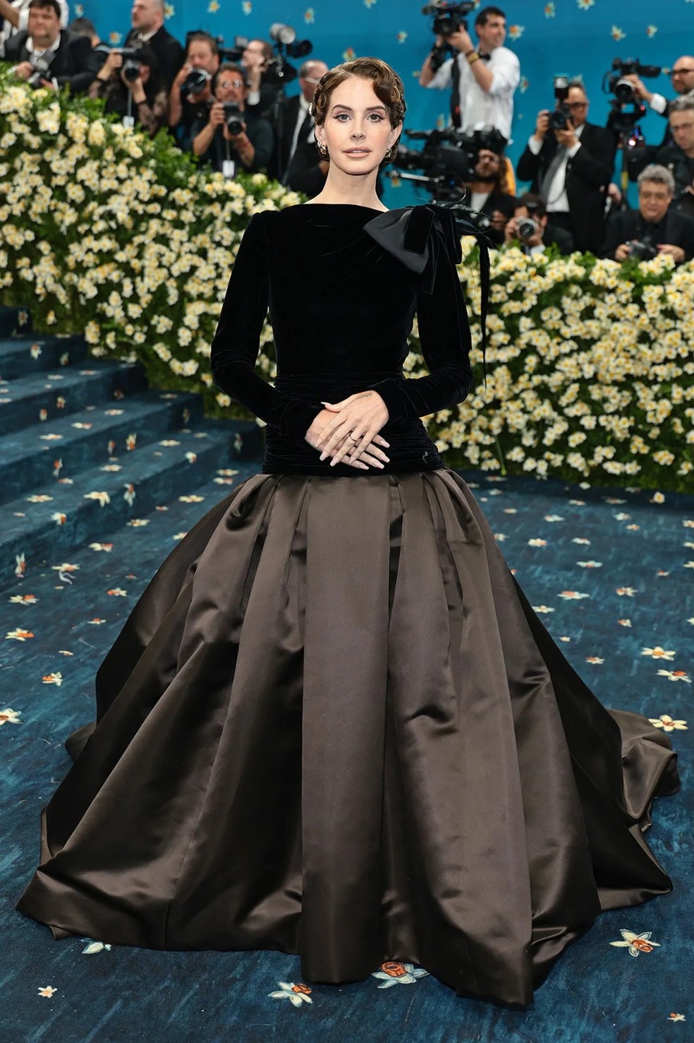 Vestidos de cintura baixa estão em todo o seu feed por esse motivo