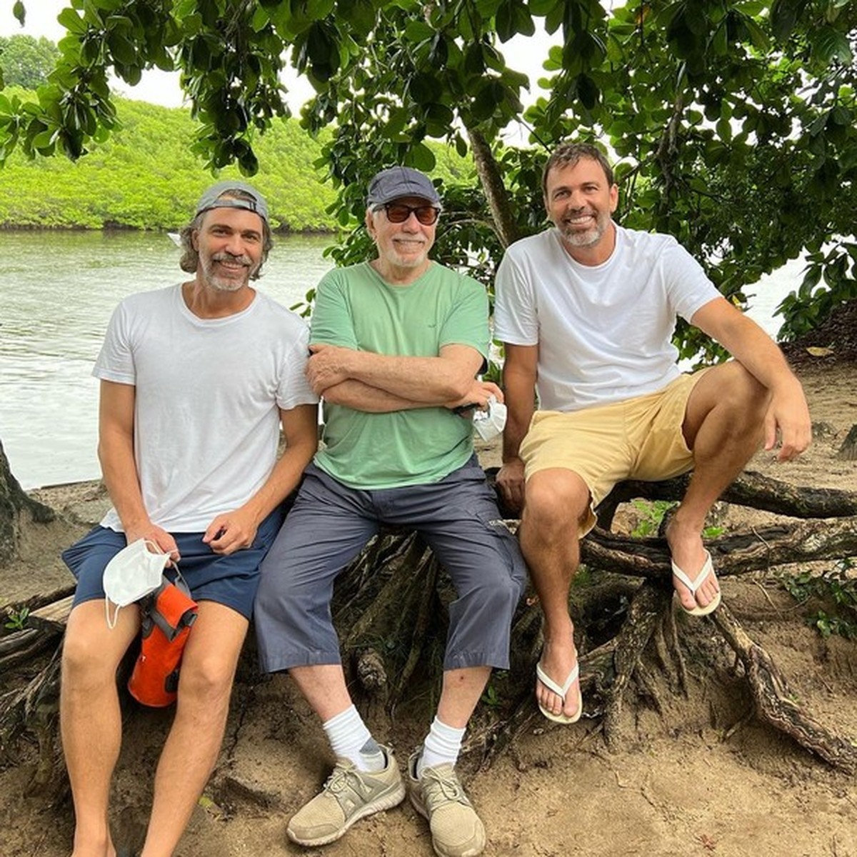 Reginaldo Faria viaja com os filhos para Caraíva
