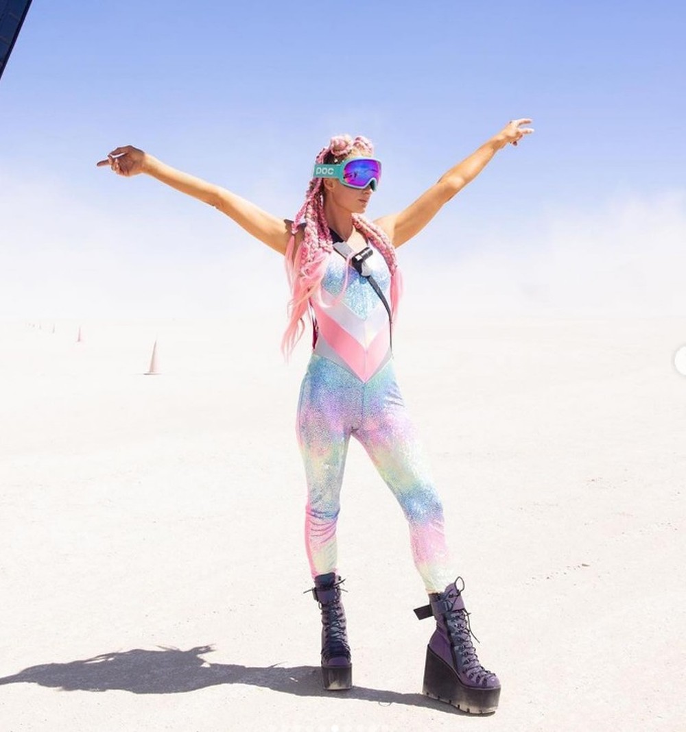 Burning Man: Famosas mostram looks pós apocalíptico no meio do deserto