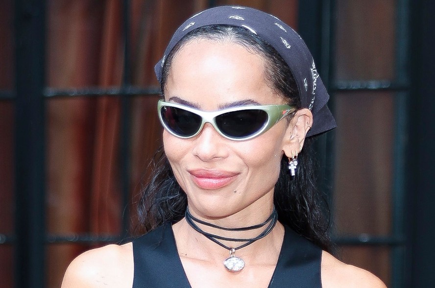 Zoë Kravitz leva tendência de risca-de-giz com bandana anos 1990 ao extremo