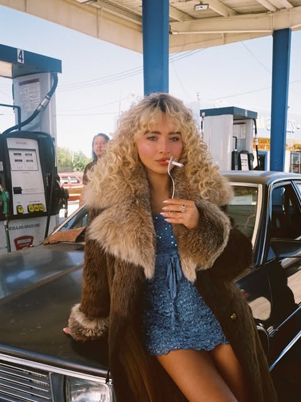 Sabrina Carpenter mostra bastidores e detalhes dos figurinos do clipe ...