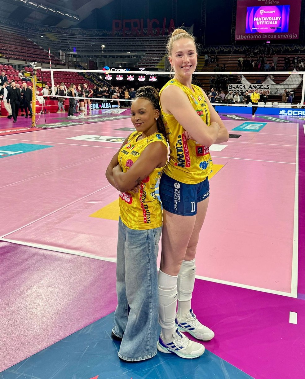 Rebeca Andrade brinca com sua altura ao posar com a jogadora de vôlei ...