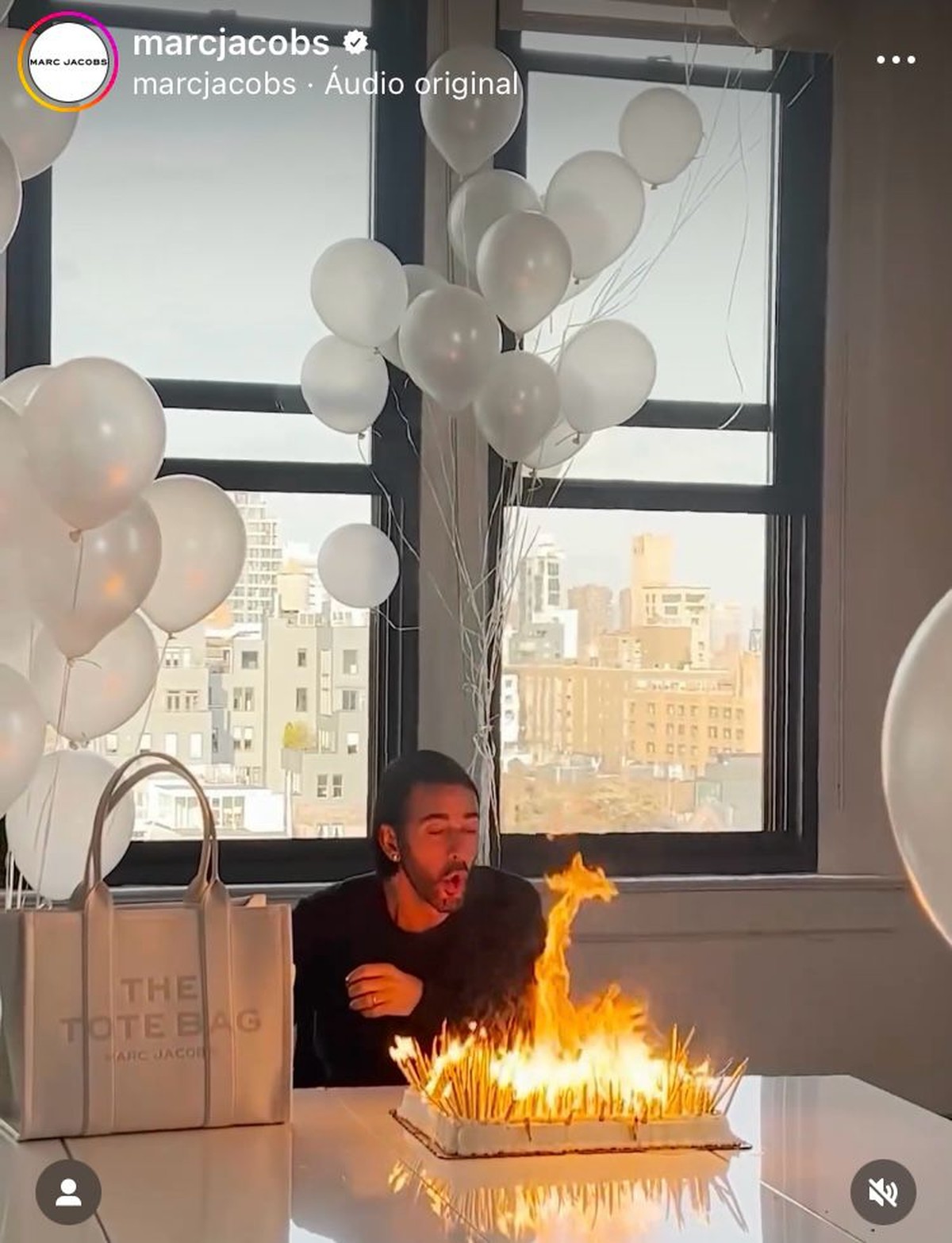 Bolo de Marc Jacobs pega fogo durante celebração