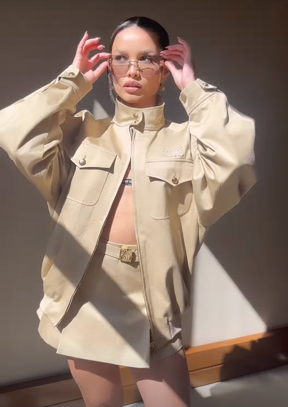 Juliette surge estilosa com look grifado em evento em São Paulo