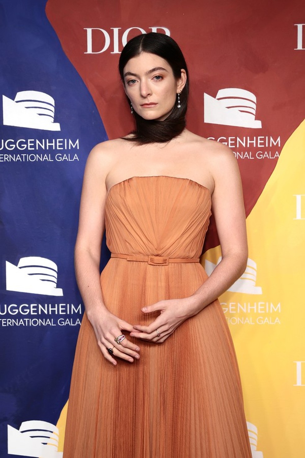 Lorde usa o próprio cabelo como cachecol em gala do Guggenheim