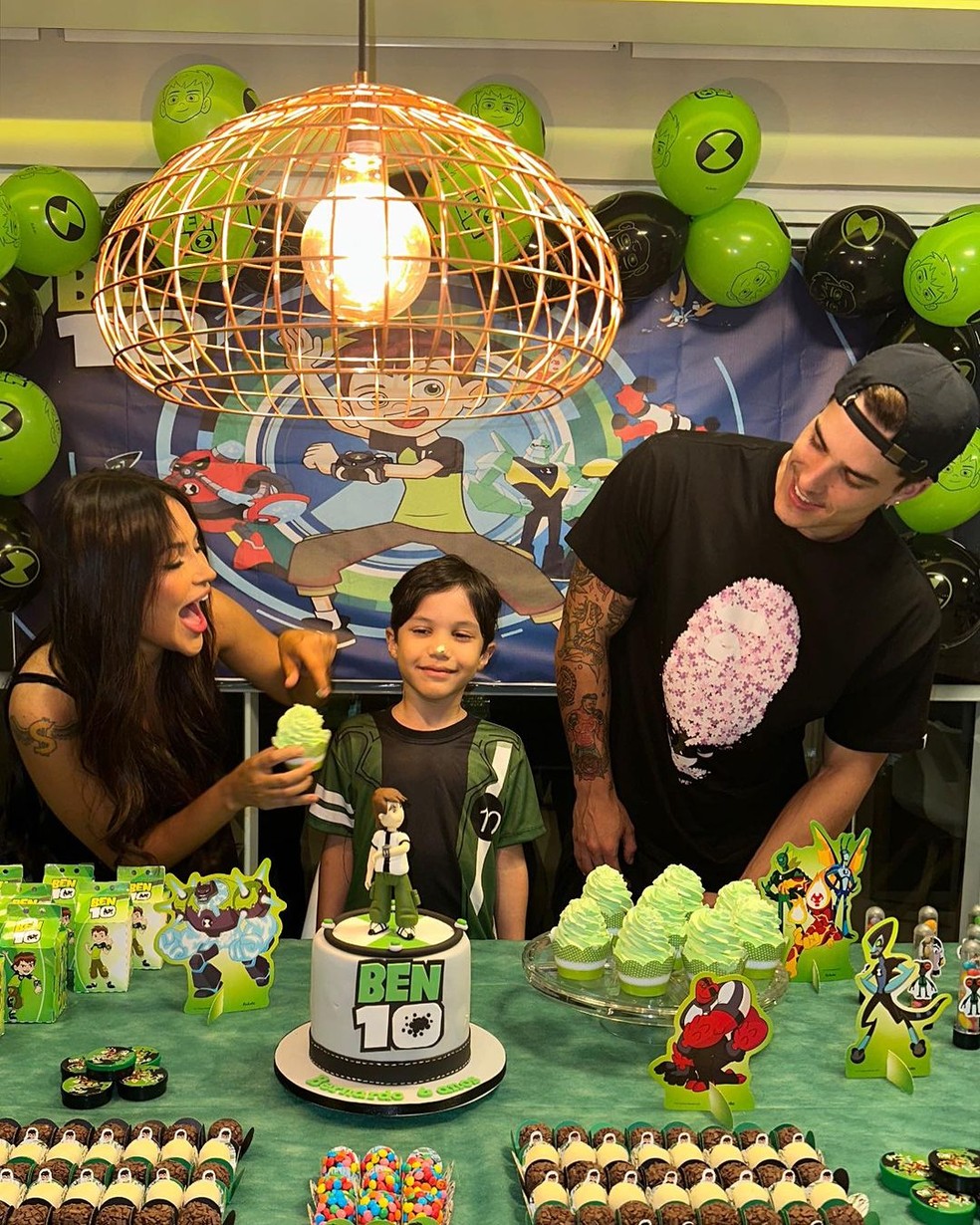 Flay reúne ex-marido e familiares para celebrar aniversário do filho