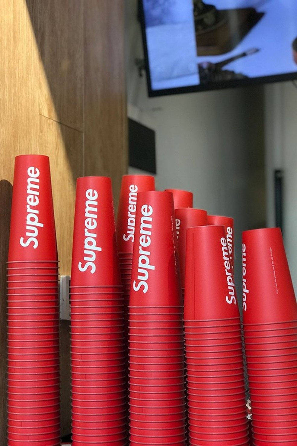 Supreme vira tema de casa de chás na China (e até os copos levam o logo ...