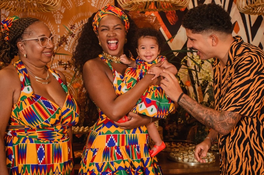 Iza comemora os 60 anos da mãe ao lado de Nala e Yuri Lima