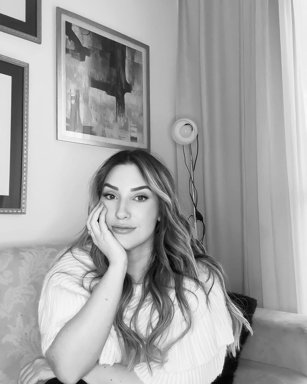 Com look p&b, Amanda Meirelles posa para foto em bastidores de gravação