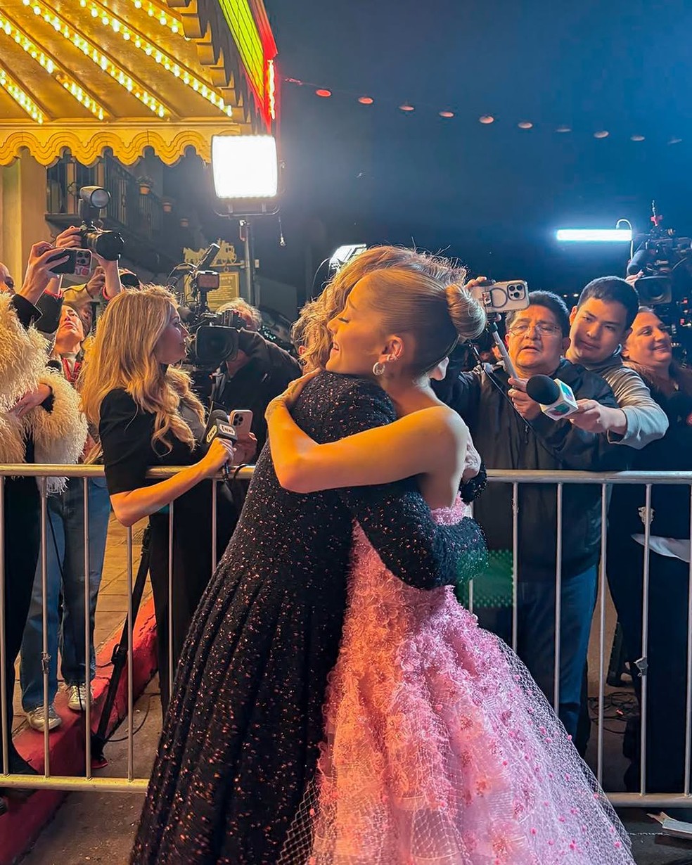 Fernanda Torres posa com Ariana Grande