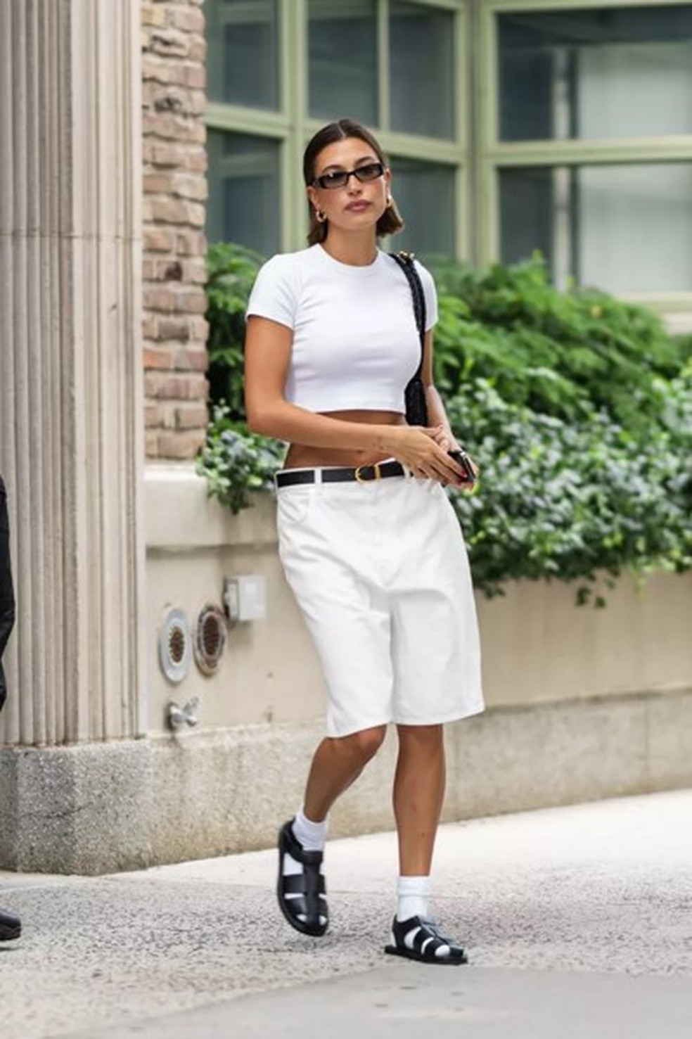 Hailey Bieber aposta em duas polêmicas fashion que amamos