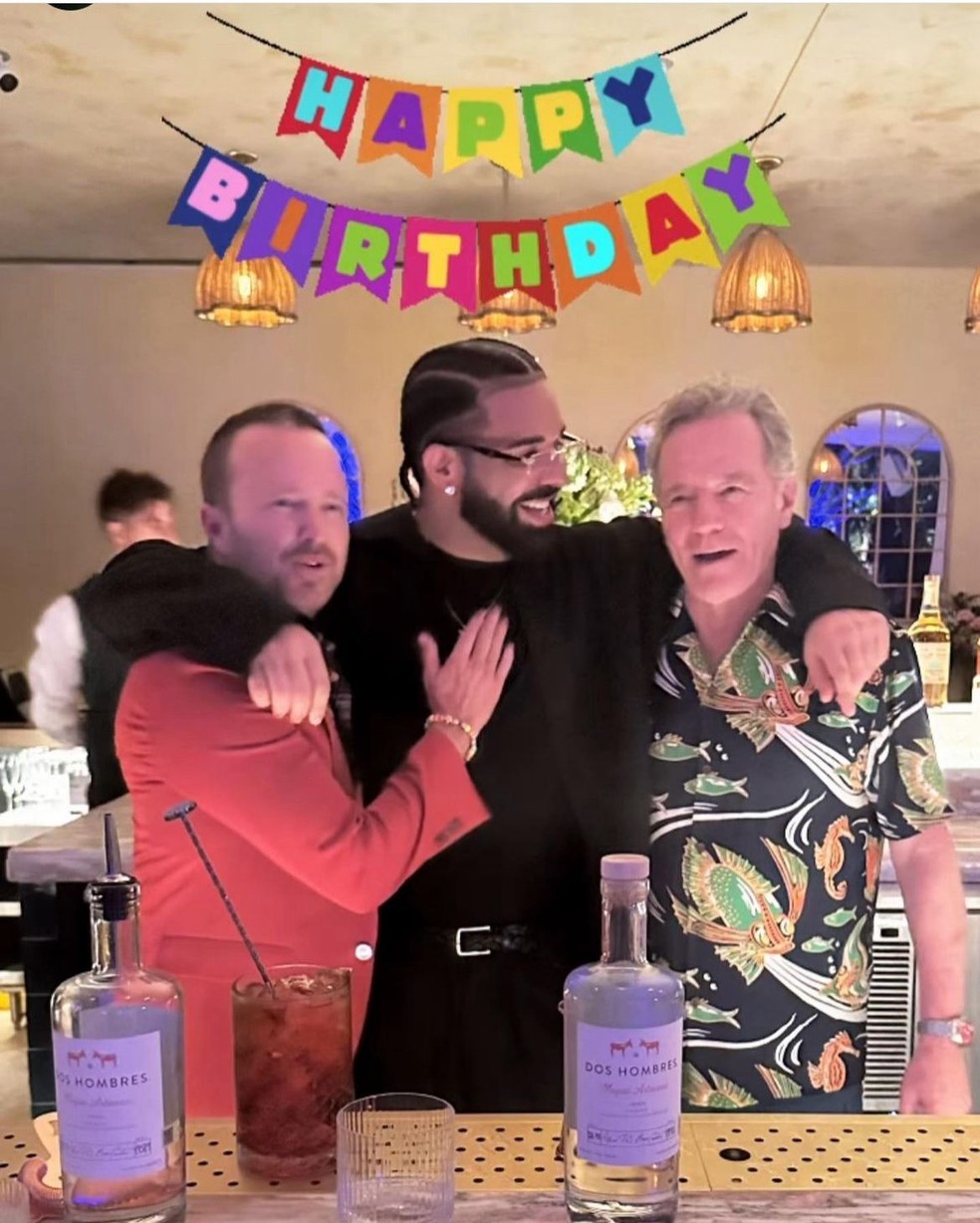 Drake aparece curtindo aniversário com estrelas da série 'Breaking Bad'