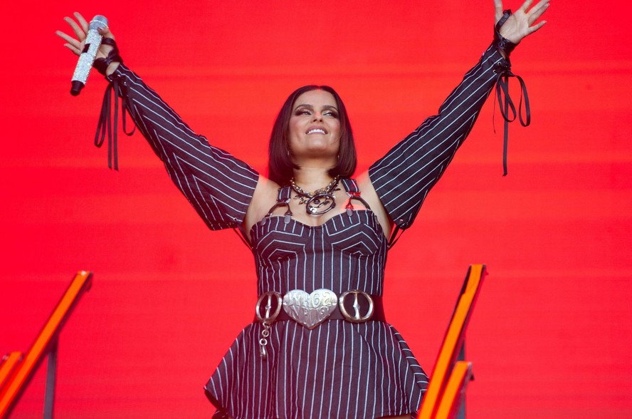 Famosas sofrem body shaming na web ao usarem looks considerados ...