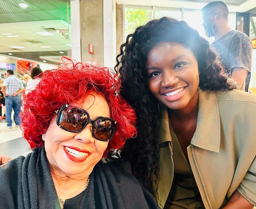 Kenya Sade se emociona ao encontrar com Alcione em aeroporto