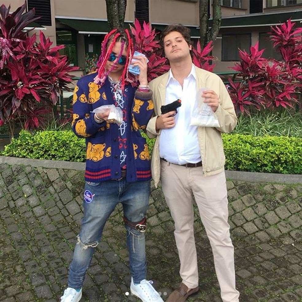 Lucas Jagger muda o visual e aposta em dreads coloridos para festa