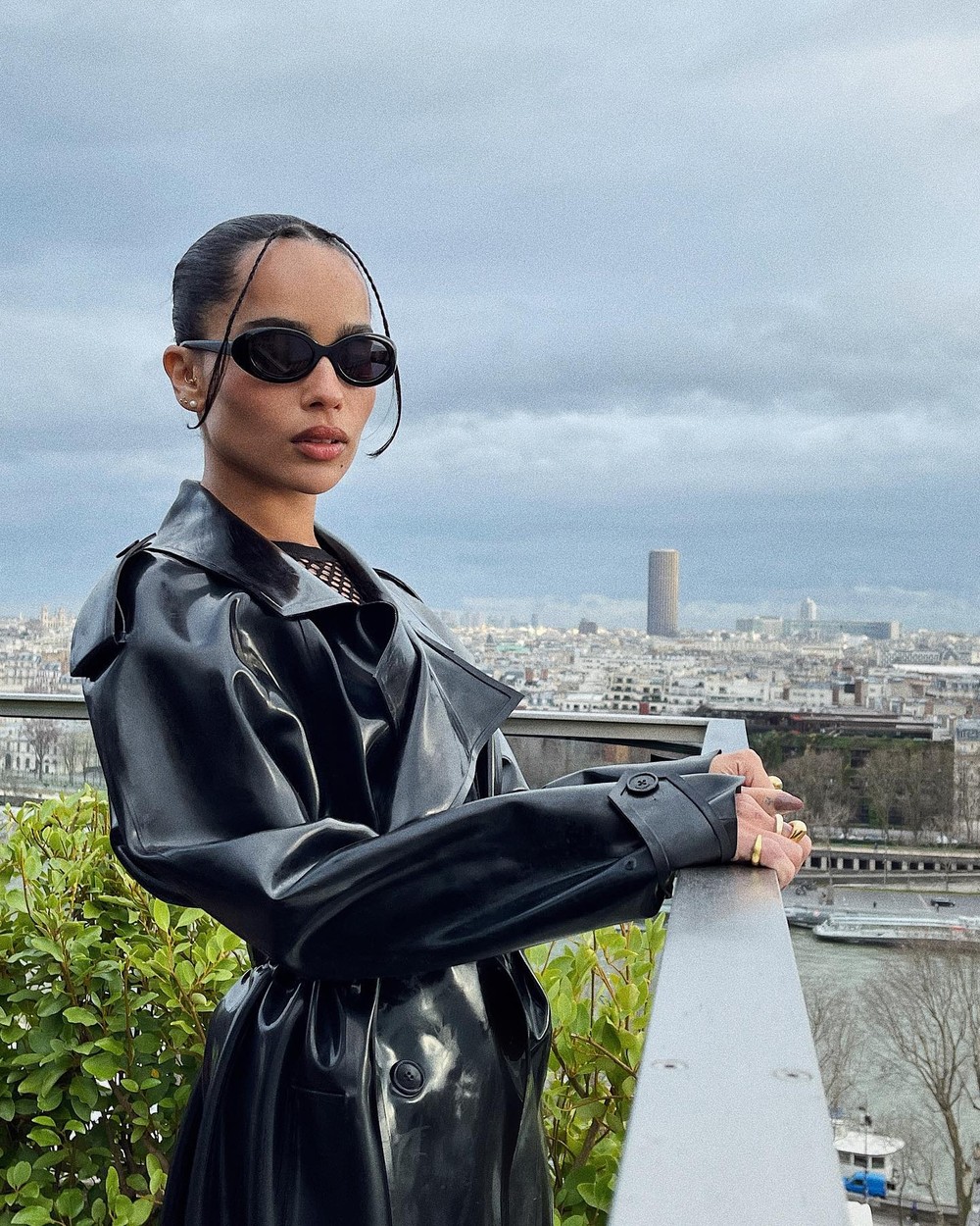 Zoë Kravitz é expert em penteados cool e nós podemos provar