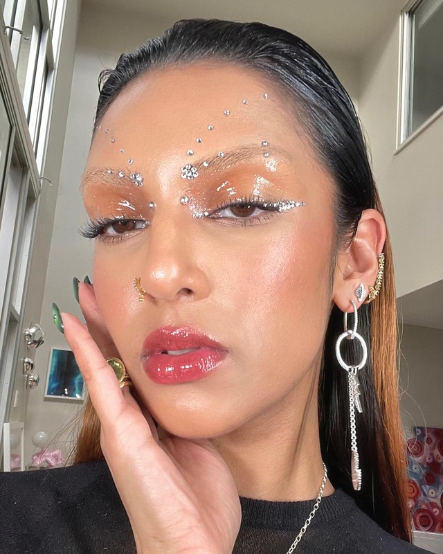 Estética Y3K: os detalhes da tendência de beleza inspirada no futuro