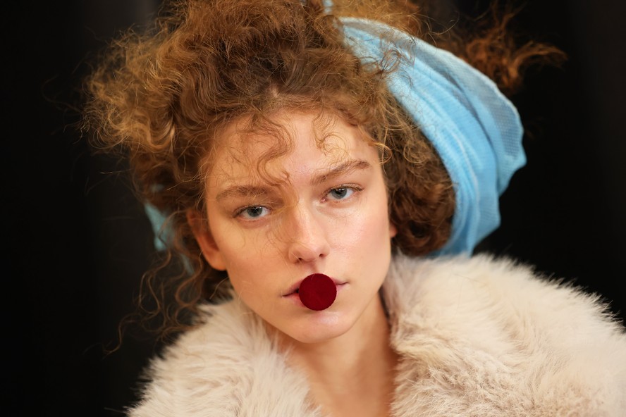 Na beleza lúdica de Marc Jacobs, a maquiagem de Pat McGrath é feita de tecido