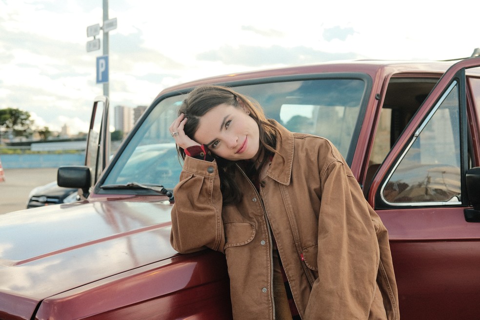 Giulia Be revela bastidores de foto poderosa de seu novo álbum