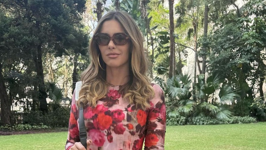 Fernanda Lima aposta em look floral para prestigiar filhos no SPFW
