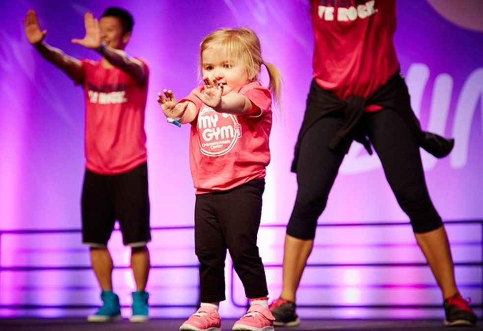 Menina com doença rara faz sucesso na internet com seus passos de dança