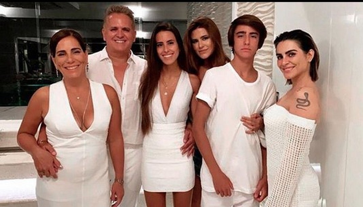 Gloria Pires posta foto da família no Réveillon e fãs piram