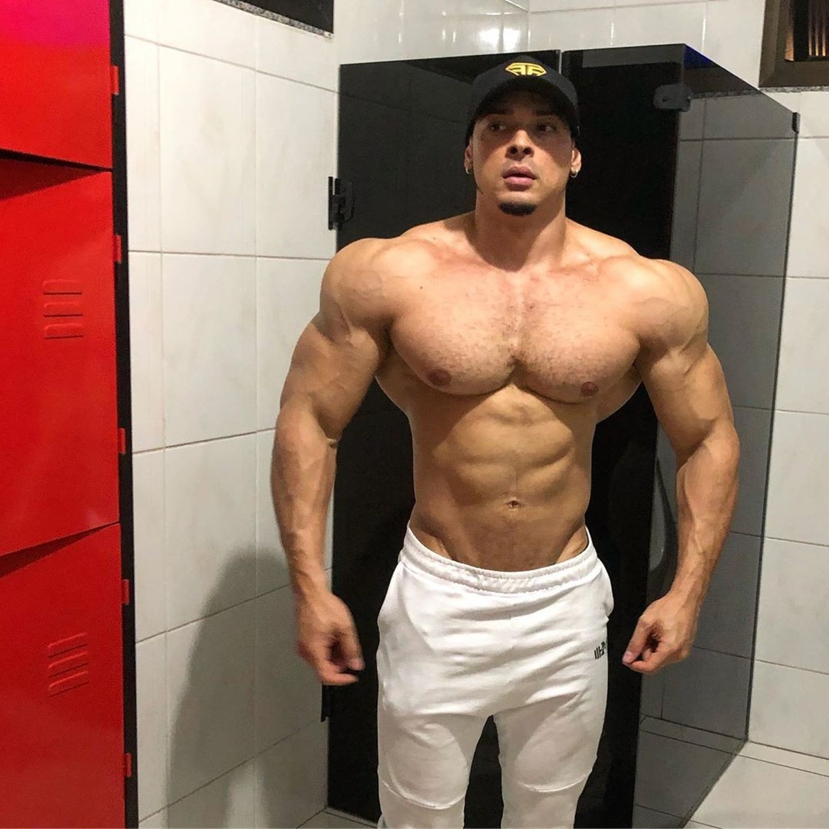 Felipe Franco exibe o físico e surpreende os seguidores