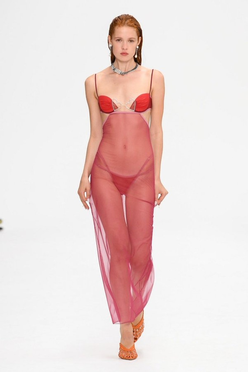 Rita Ora ousa com look transparente em tapete vermelho
