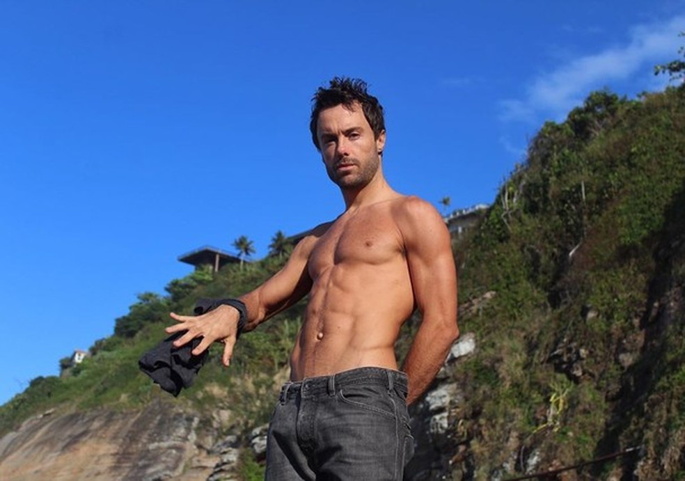 Kayky Brito curte sol na praia e recebe chuva de elogios