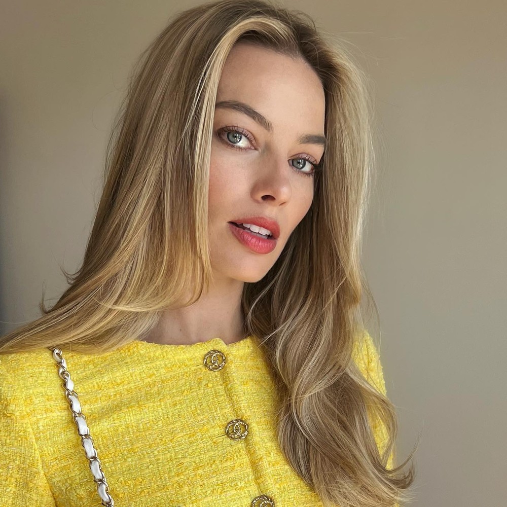 Margot Robbie também levou o barbiecore para os looks de beleza e aqui ...