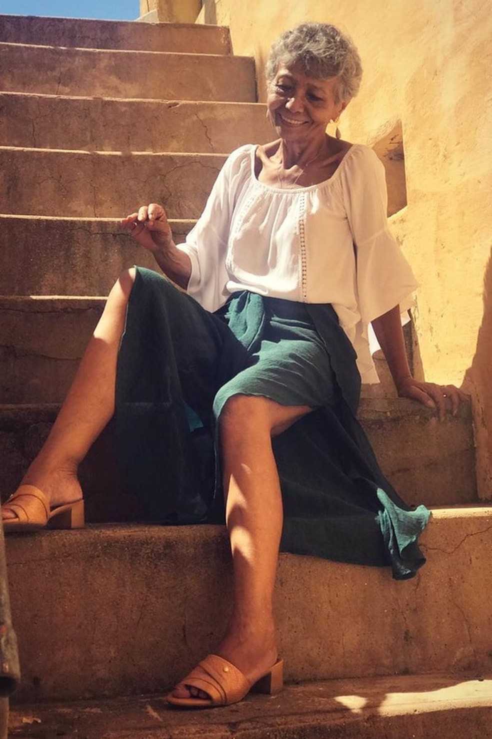 Blogueira de 69 anos faz sucesso mostrando seus looks na web