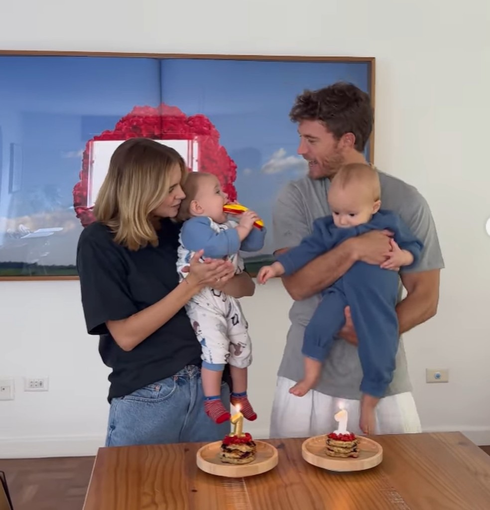 Isa Scherer e Rodrigo Calazans celebram um ano dos gêmeos Mel e Bento