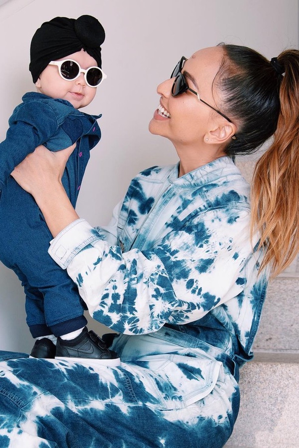 Mayra Cardi posa com Sophia na piscina de cobertura