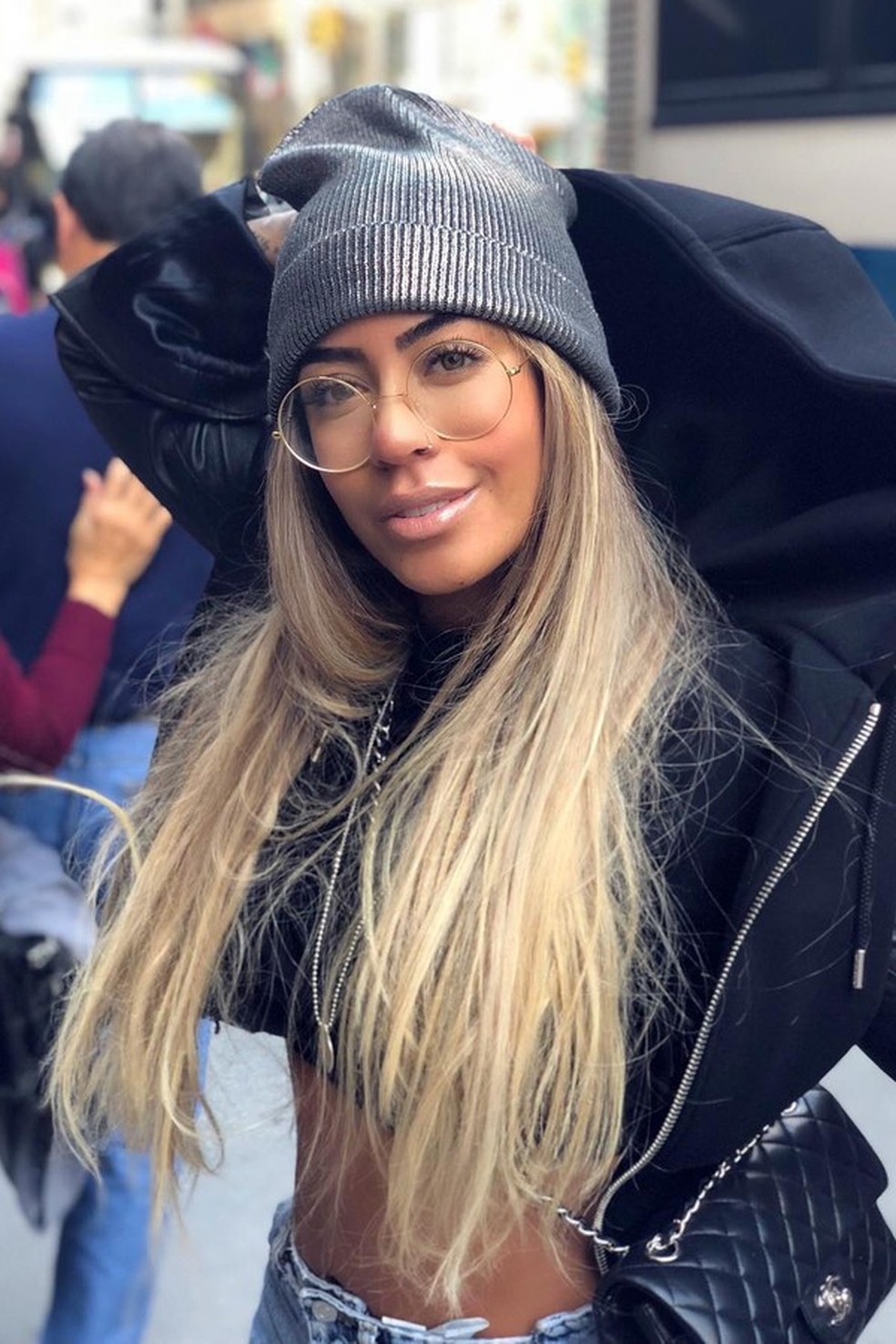 Rafaella posa com bolsa de R$25 mil