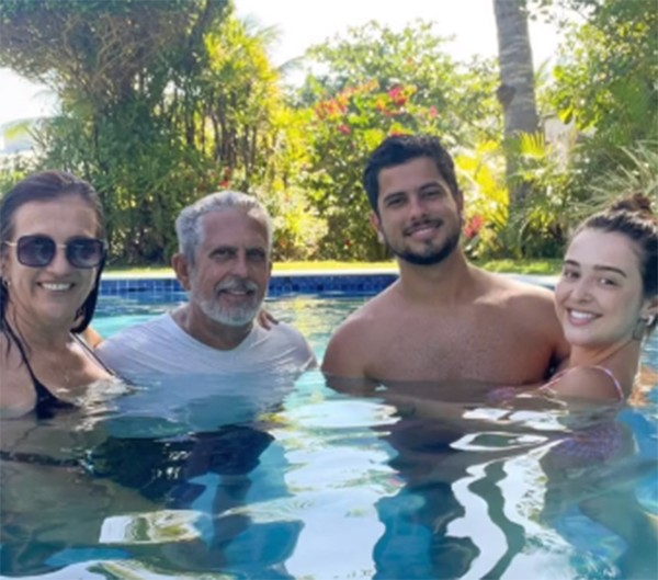 Filho do jornalista José Raimundo viraliza ao imitar reportagens do pai