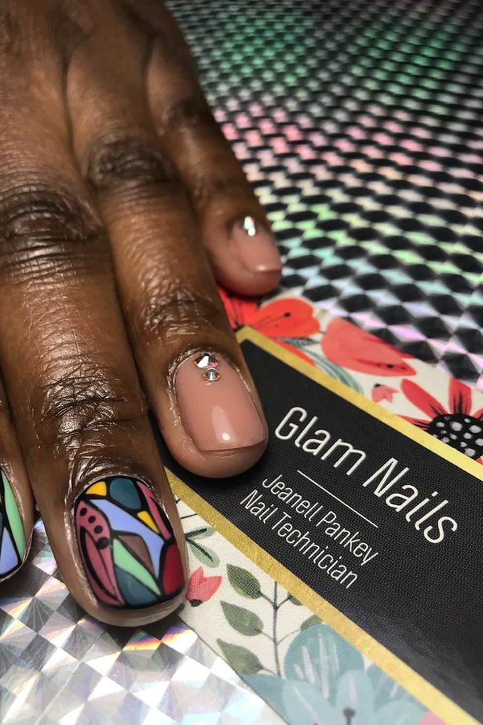 Nail Art inspirada nas obras de Picasso vira tendência artsy de beauté