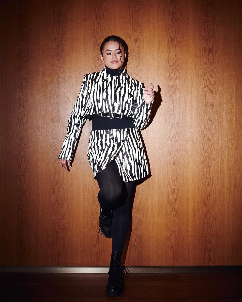 Maisa veste look de grife cool para evento de entretenimento