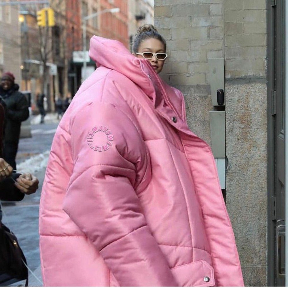 Celebridades usando roupas gigantescas são o novo meme da Internet